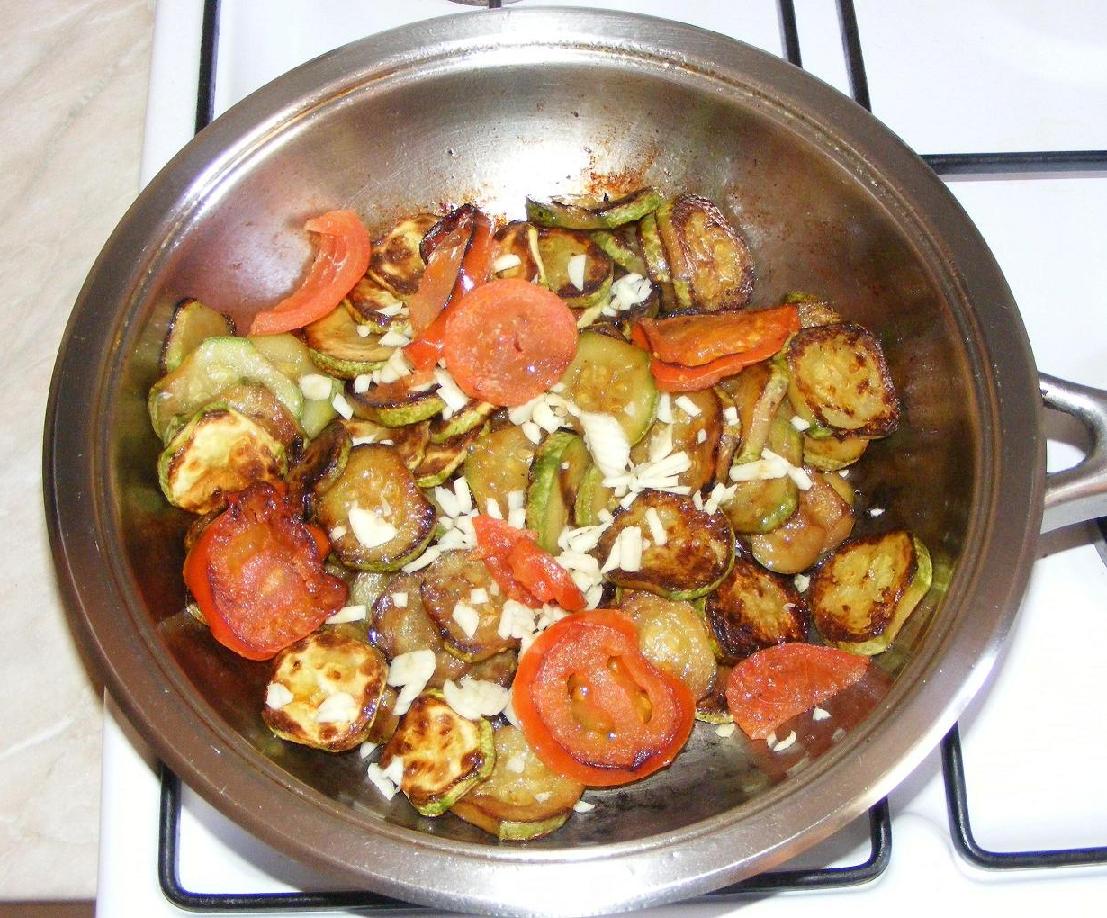 Dovlecei trasi la tigaie cu rosii si usturoi | Preparatedevis.ro