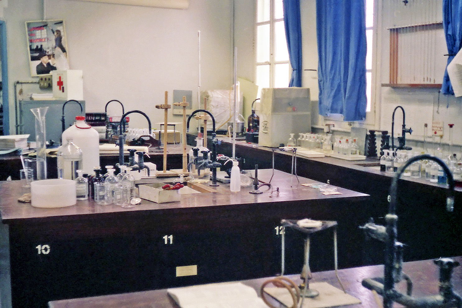 Tal Handaq Red Gallery: "A" LEVEL Chemistry Lab - June 1977