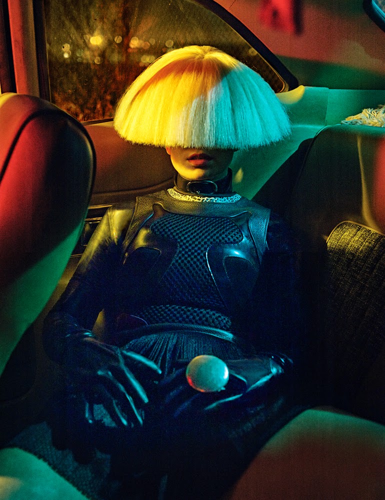 SIA: ENTREVISTA EN INTERVIEW MAGAZINE CON KRISTEN WIIG.