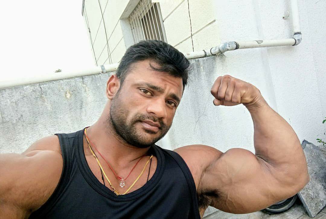 Muscle Lover: Biceps & Biceps (2)