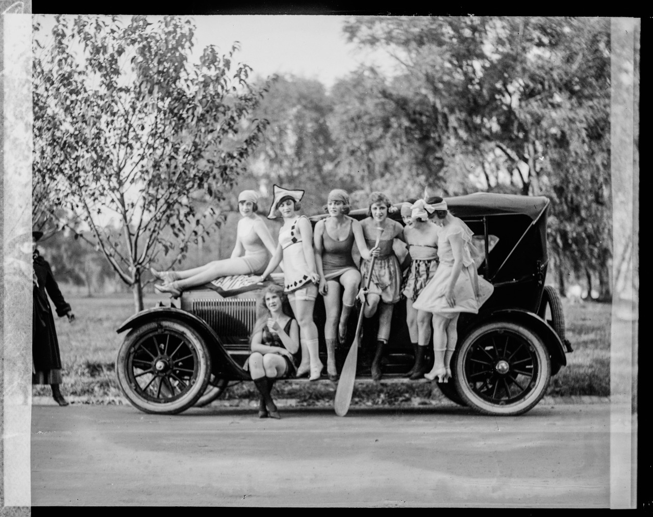 22 Funny Vintage Photos of Flappers Posing With Their Cars From the ...