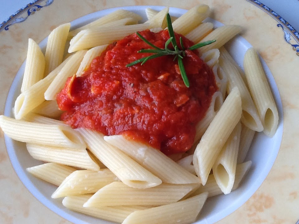 PENNE RIGATE CON SALSA ROJA