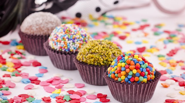 DENISE DOCES PARA FESTA: Brigadeiros Coloridos....