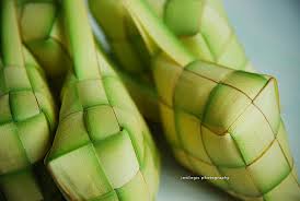ANTARA KETUPAT SATE, KETUPAT BAWANG DAN KETUPAT DAUN PALAS