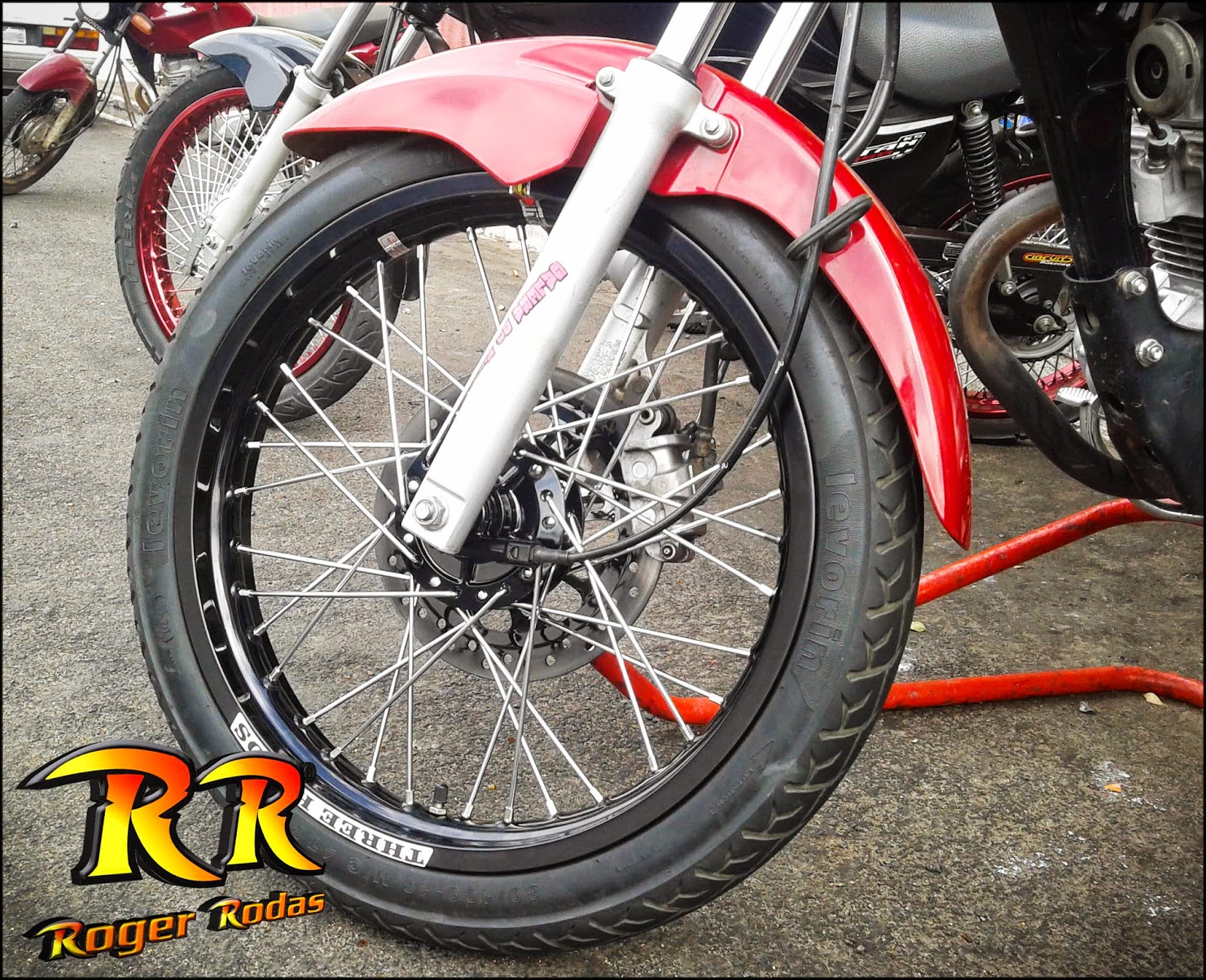 roger rodas: Fan 150 com aros Three heads preto