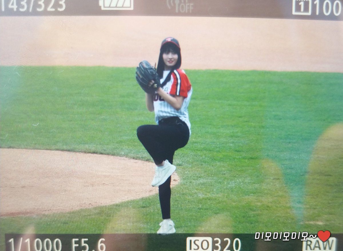 Joe's Twice Photo Blog: 190414 TWICE Momo Baseball game first ball (110 ...