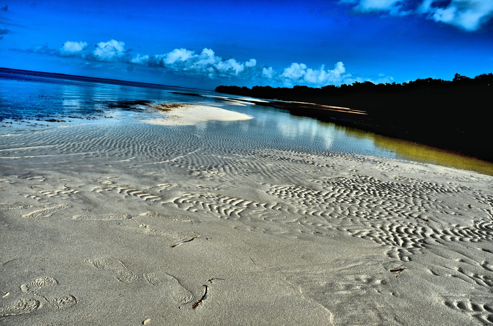 Bahama Bob's Rumstyles: The Sands and the Reflection of Time