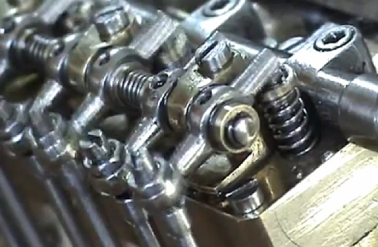 G3yTi: V12 motor naval en miniatura