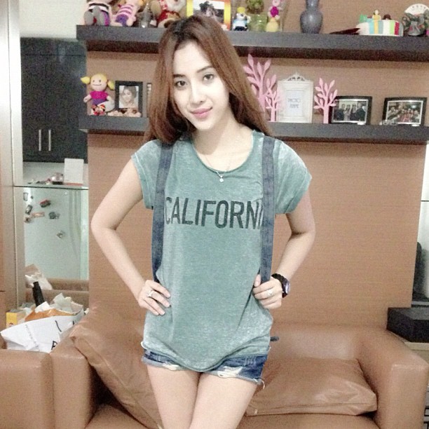 Foto Galeri Yulia Putri Sari Model Kulit Putih Yang Hobby Dugem ~ efotobugil