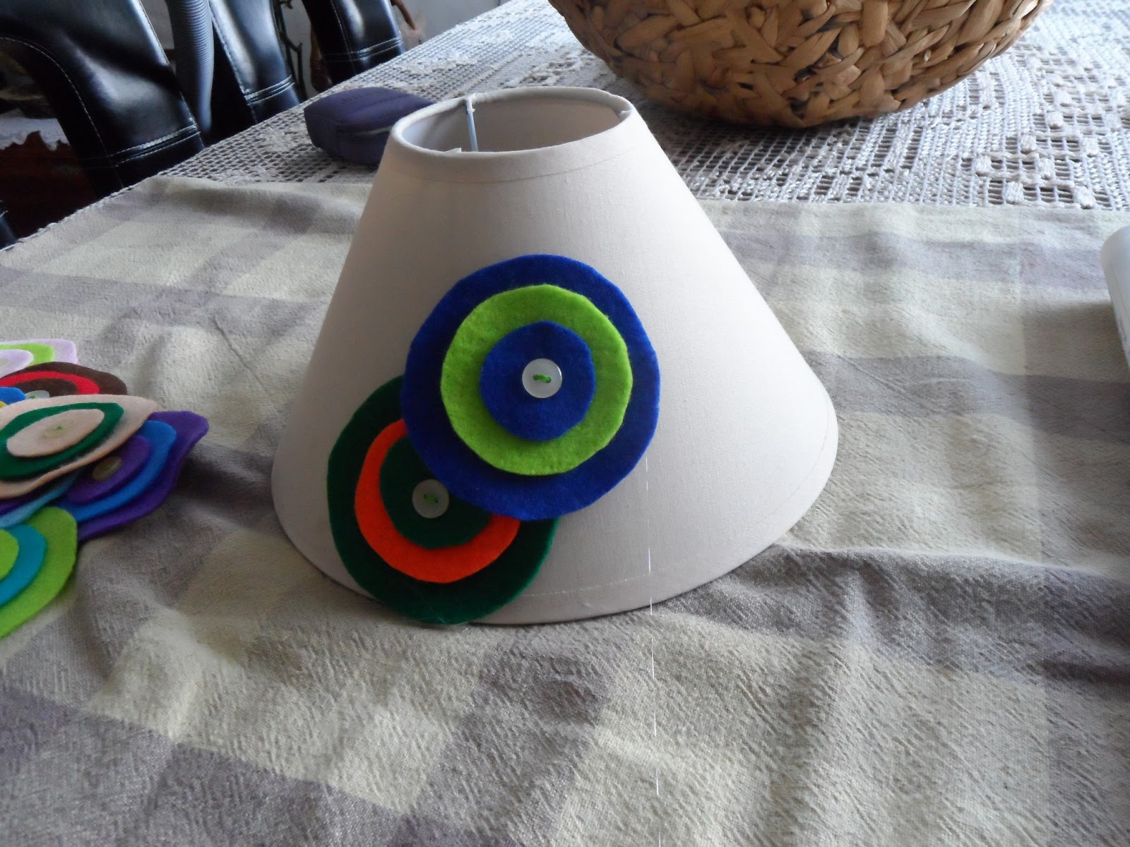 Felt Ideas: Lamp shade decorated with felt