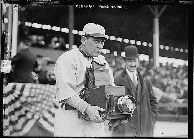 22 Interesting Old Photographs of People Posing With Their Cameras ...