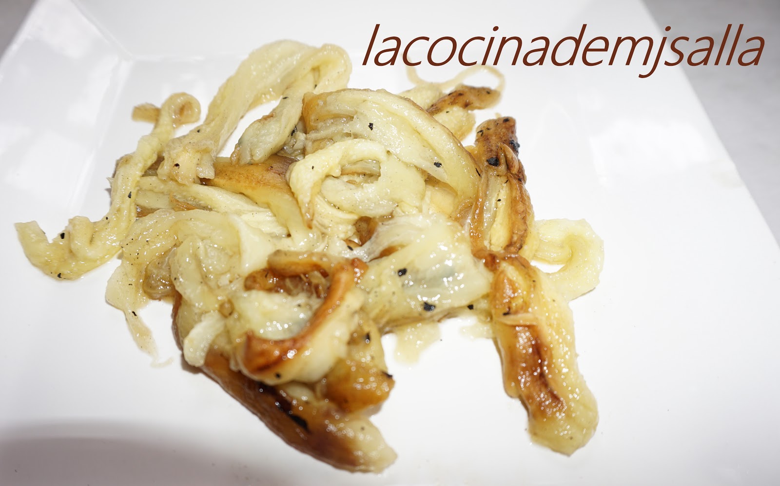 POLLO AL HORNO CON ESCALIVADA Y ALCACHOFAS.