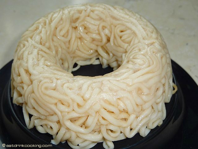 eatdrinkcooking: Ramen Noodle Donuts - Rāmuts