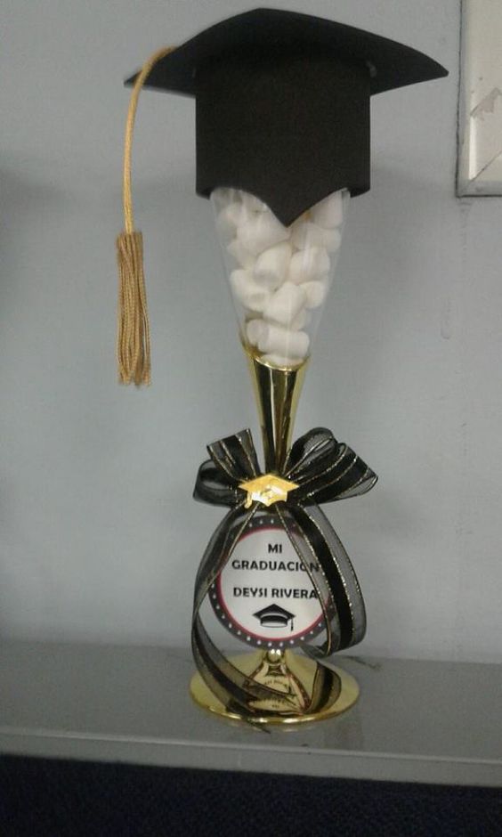Con copas haz centros de mesa y dulceros para una fiesta de graduación ...