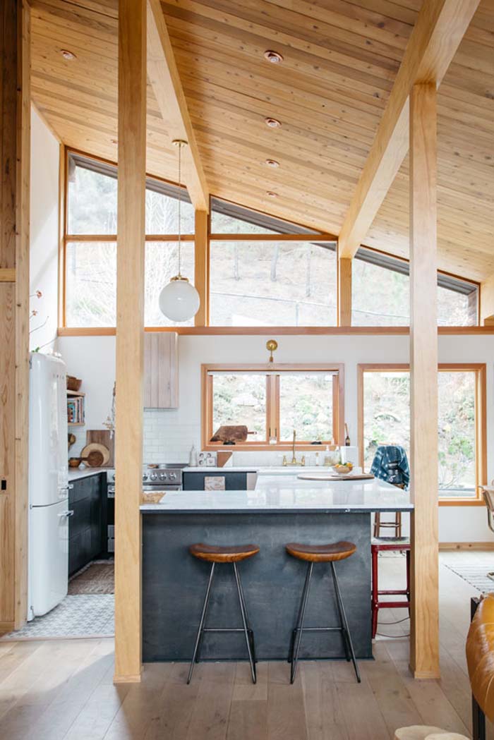 Keltainen talo rannalla: Puu pääosassa