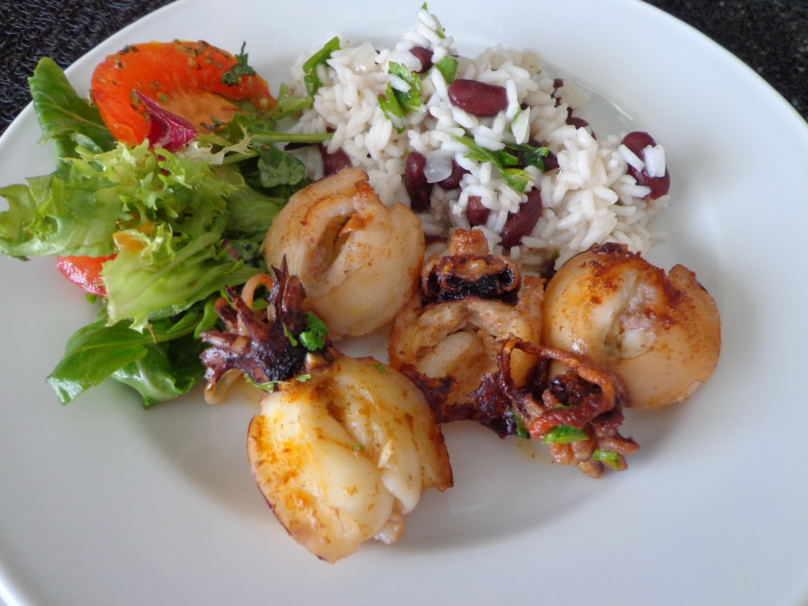 Prato Caseiro: Choquinhos fritos com coentros e arroz de feijão e salada