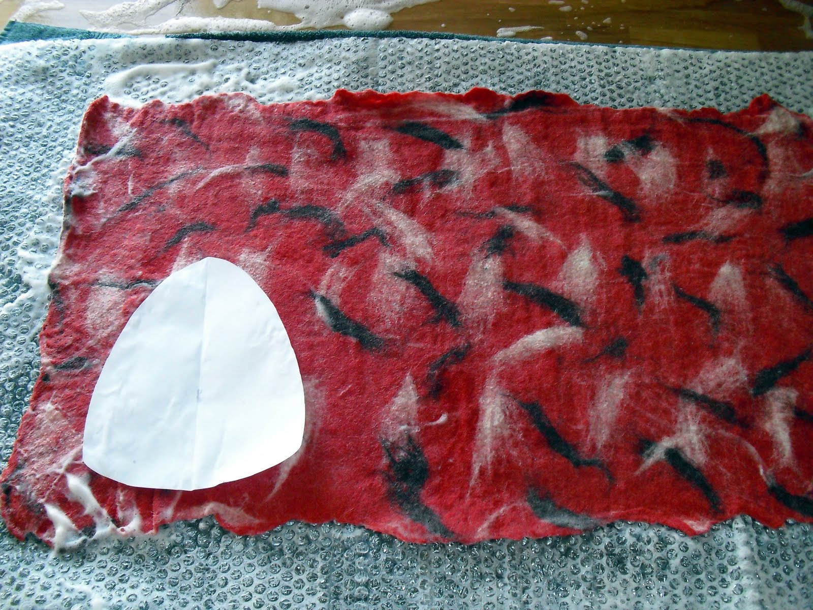 Tangible Daydreams: Tutorial: How to make a flat sheet of wool felt