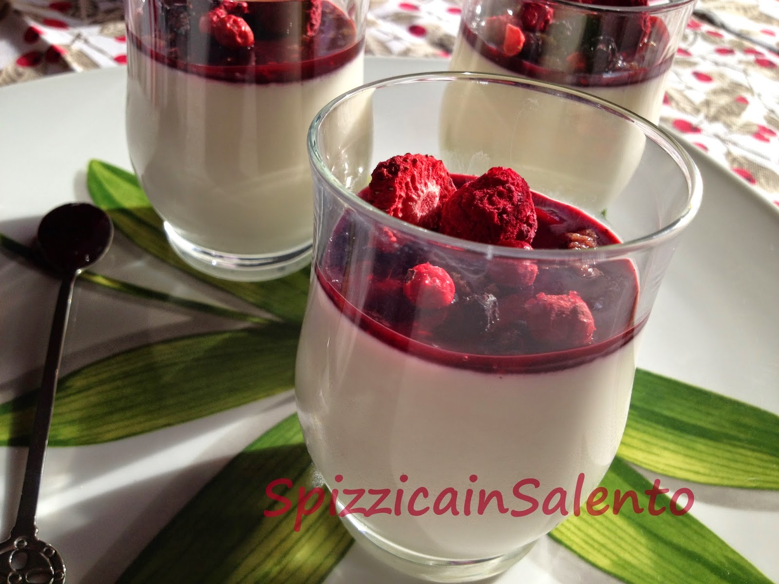 Spizzica in Salento...: Verrines de Panna Cotta aux Fruits Rouges