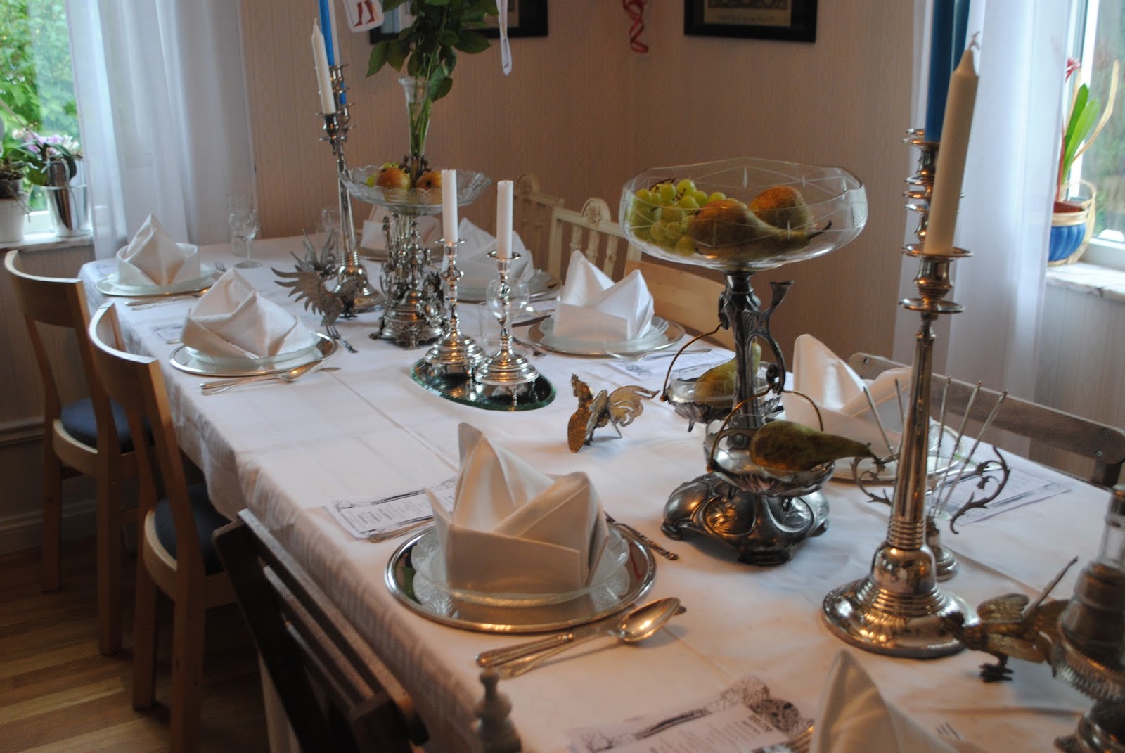 Postgårdsromantik: Dukning inför 100-års fest -tema Medelhavet.