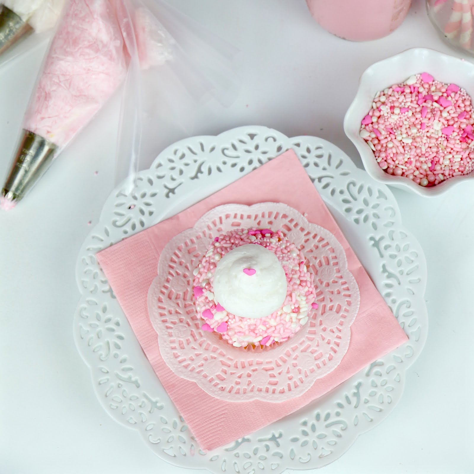 {VIDEO} How To Frost A Cupcake - My Favorite bakery-style cupcake ...