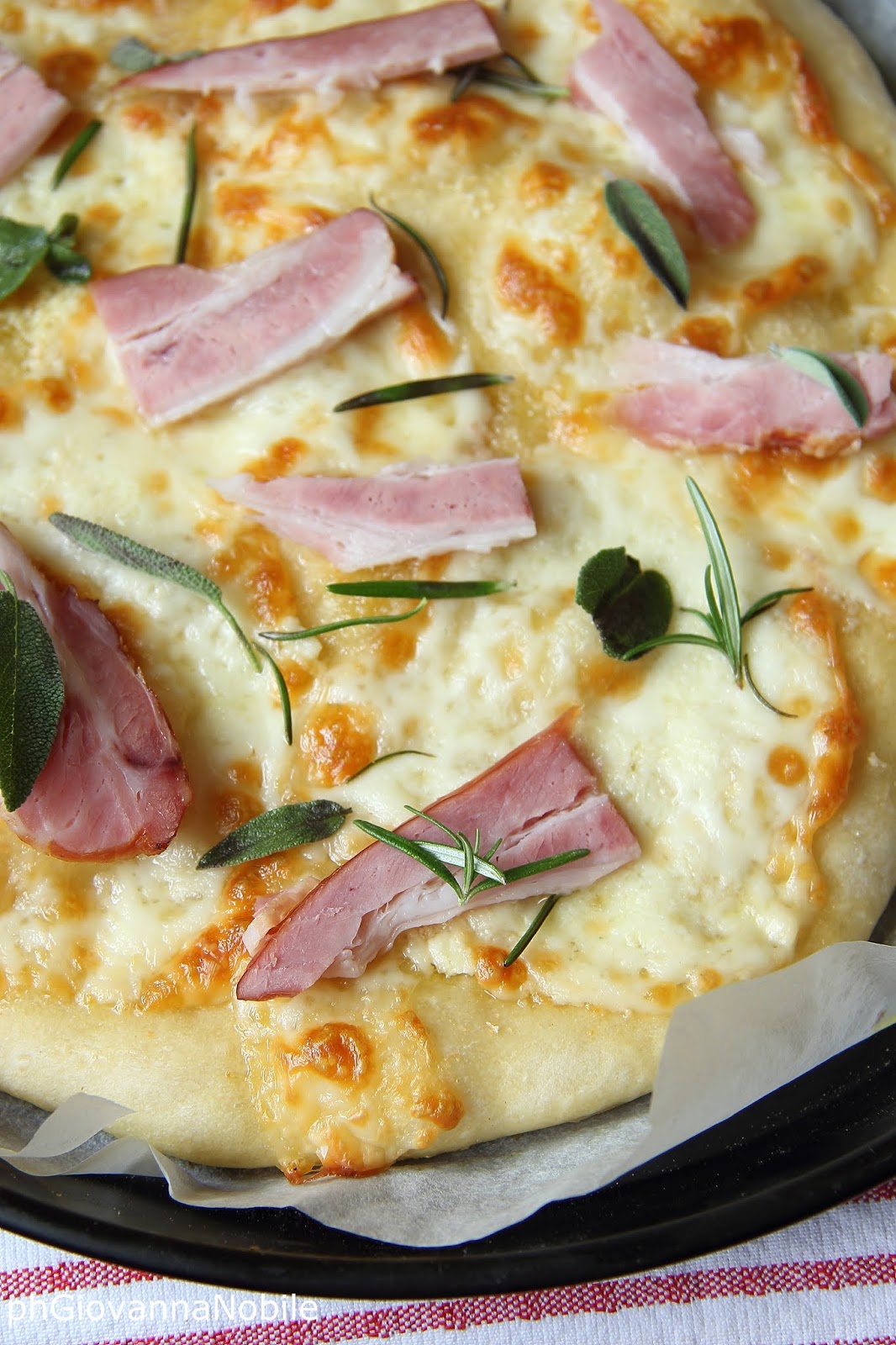 Pizza di grano kamut con bacon Lenti, scamorza ed erbe aromatiche - la ...