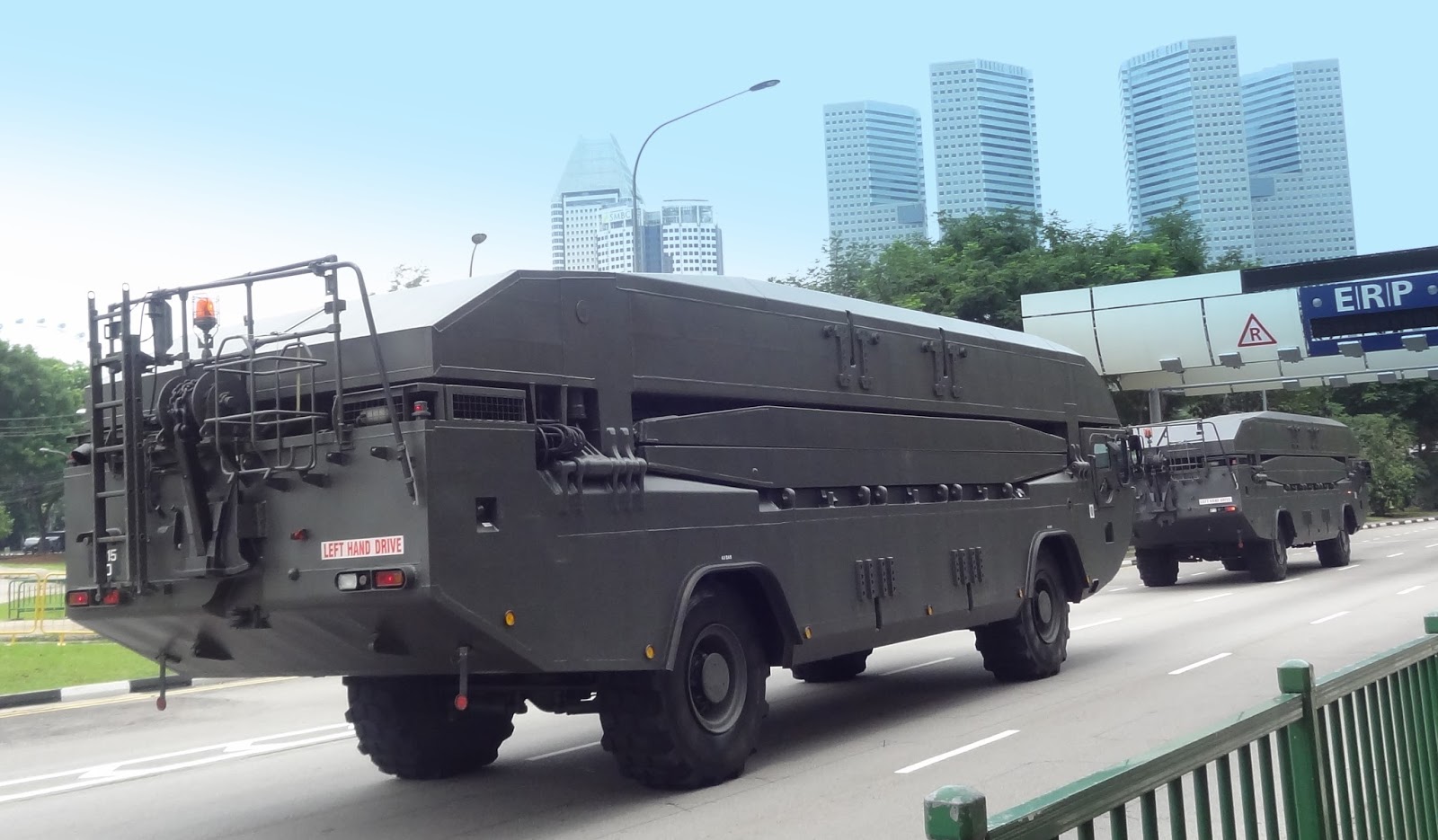 Laura in Singapore: Majulah Singapura with Big Guns!