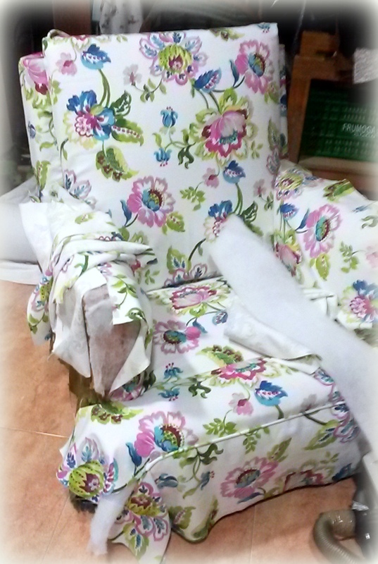 EL DESVÁN DE LOS TRASTUCOS: BUTACAS TAPIZADAS CON ESTAMPADO DE FLORES