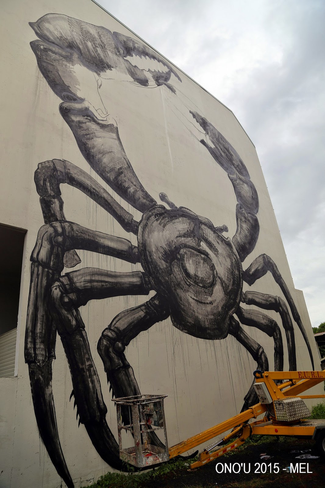 ROA paints a massive Coconut Crab in Papeete, Tahiti – StreetArtNews