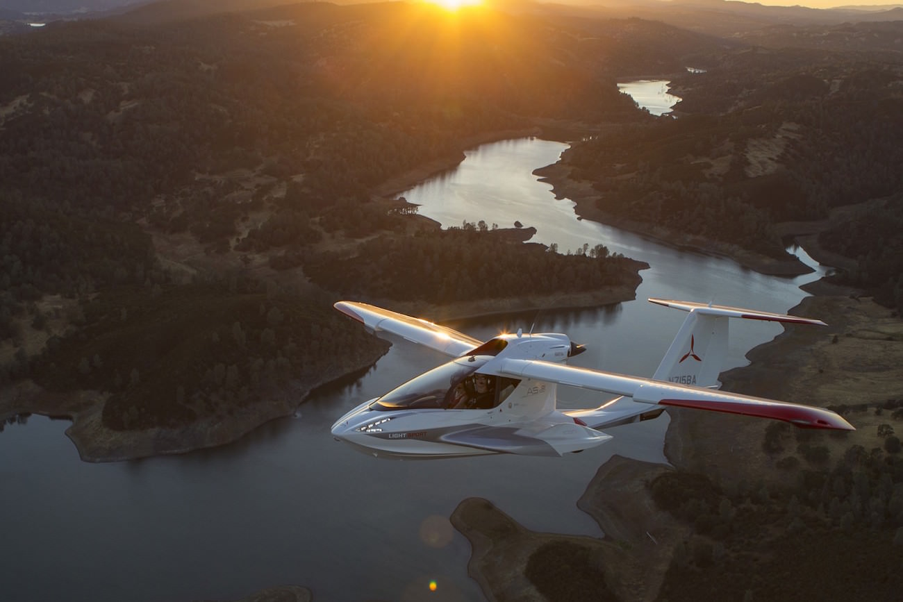 Passion For Luxury : First production ICON A5 amphibian plane unveiled