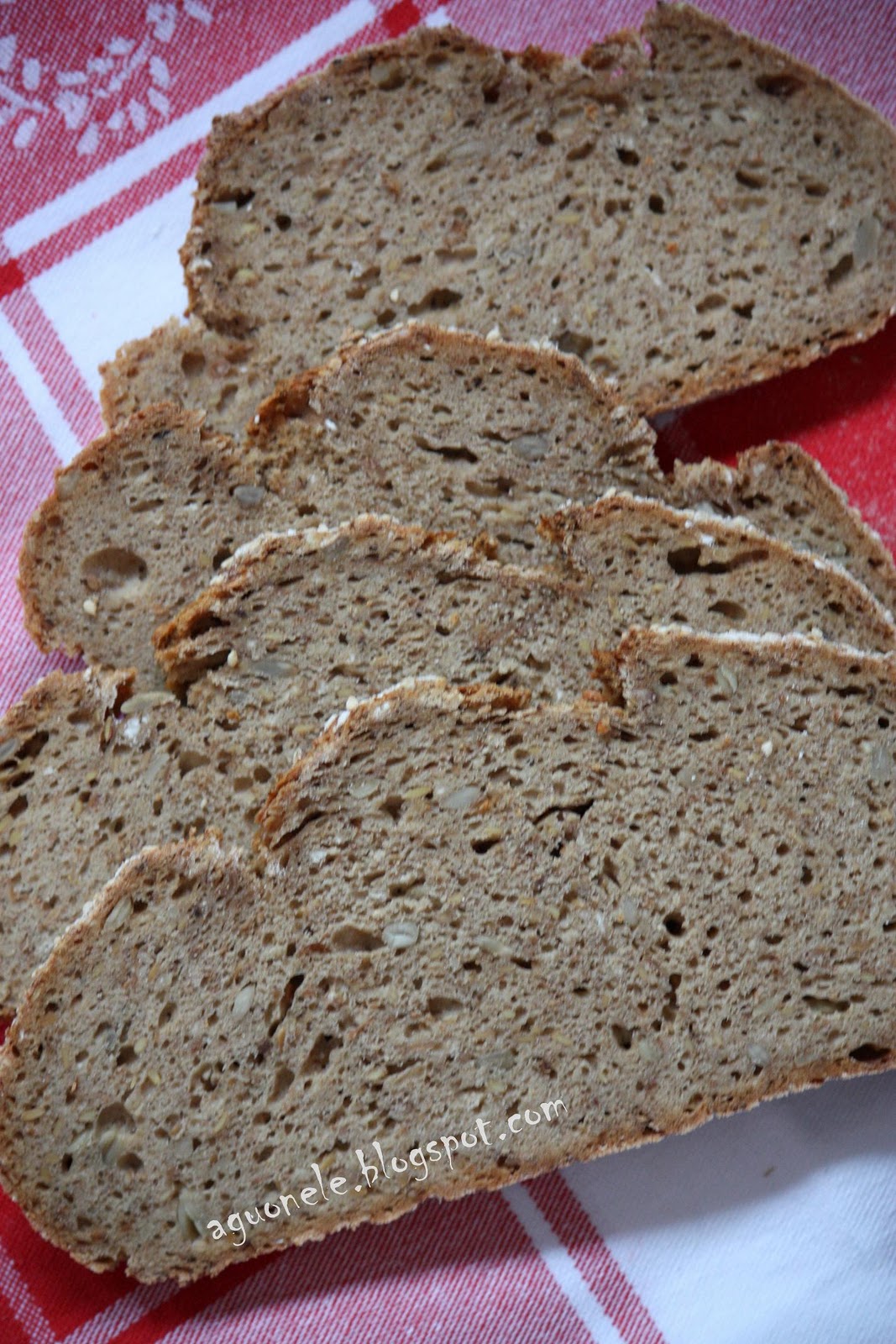 aguonėlė: Pusiau ruginė duona su daug sėklų