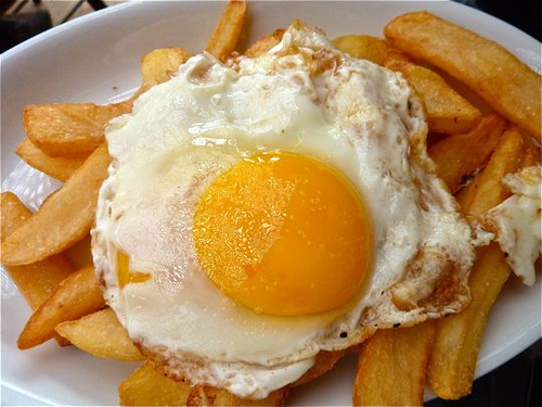 Las recetas de la Paca: Huevos con patatas fritas