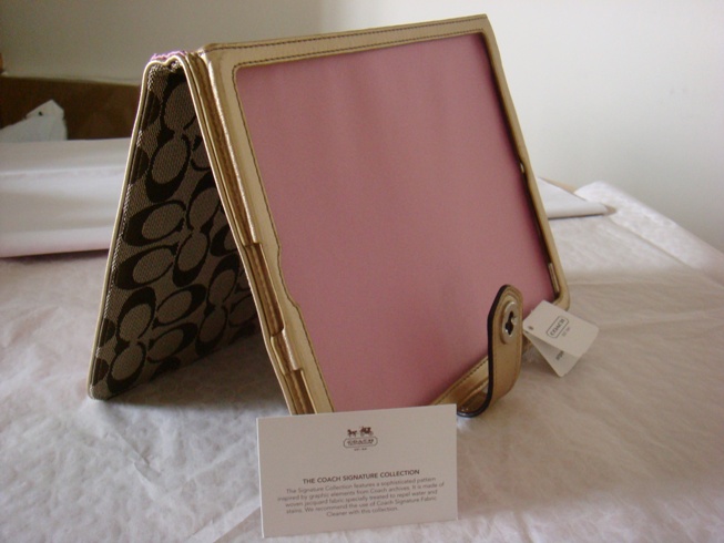 LADIES BAG ONLINE: #521 - COACH SIGNATURE IPAD CASE 61117