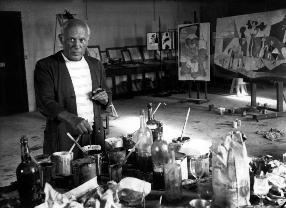20 Amazing Vintage Photographs of Pablo Picasso in His Studios From ...