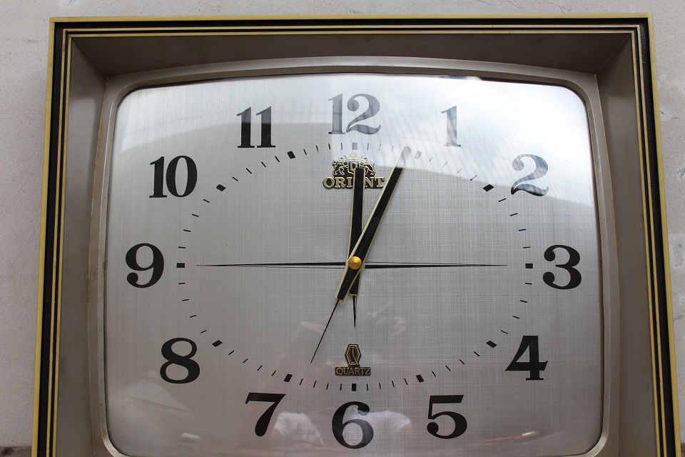 Antikpisan: Jam Dinding Antik Orient Quartz Model Televisi