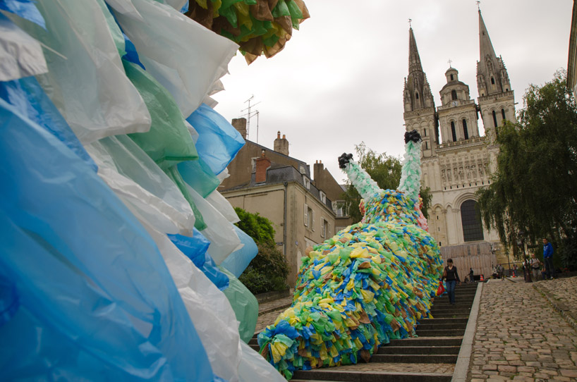 Kuweight 64: ART - GIANT COLORFUL SLUGS WITH PLASTIC BAGS