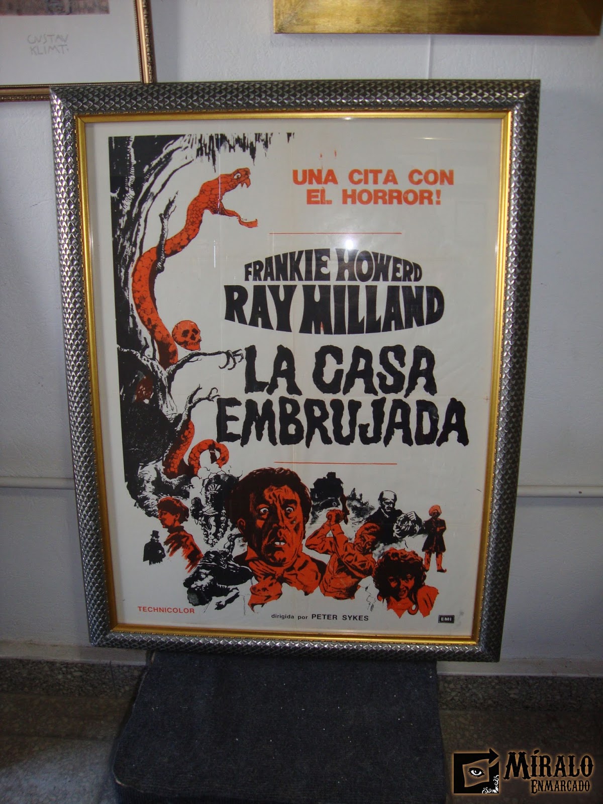 Enmarcado de afiche de cine de colección - Marco bombeé escamado y ... Enmarcado de afiche de cine de colección - Marco bombeé escamado y ...