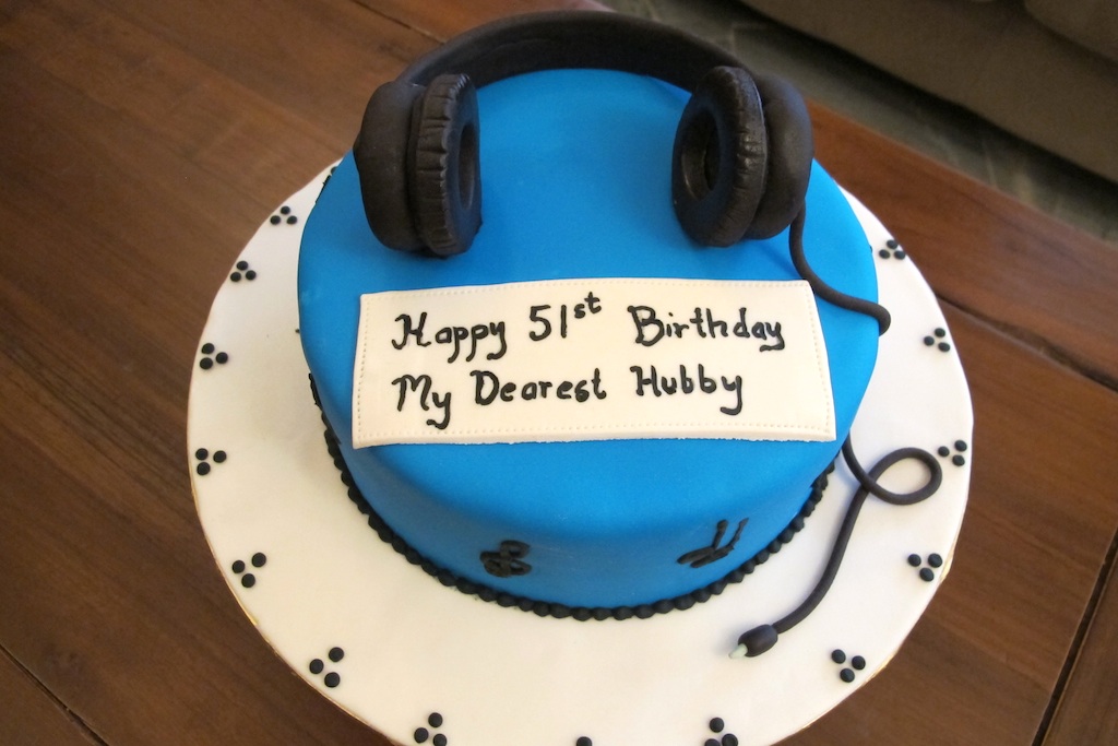Pink Oven Cakes and Cookies: Headphone Cake