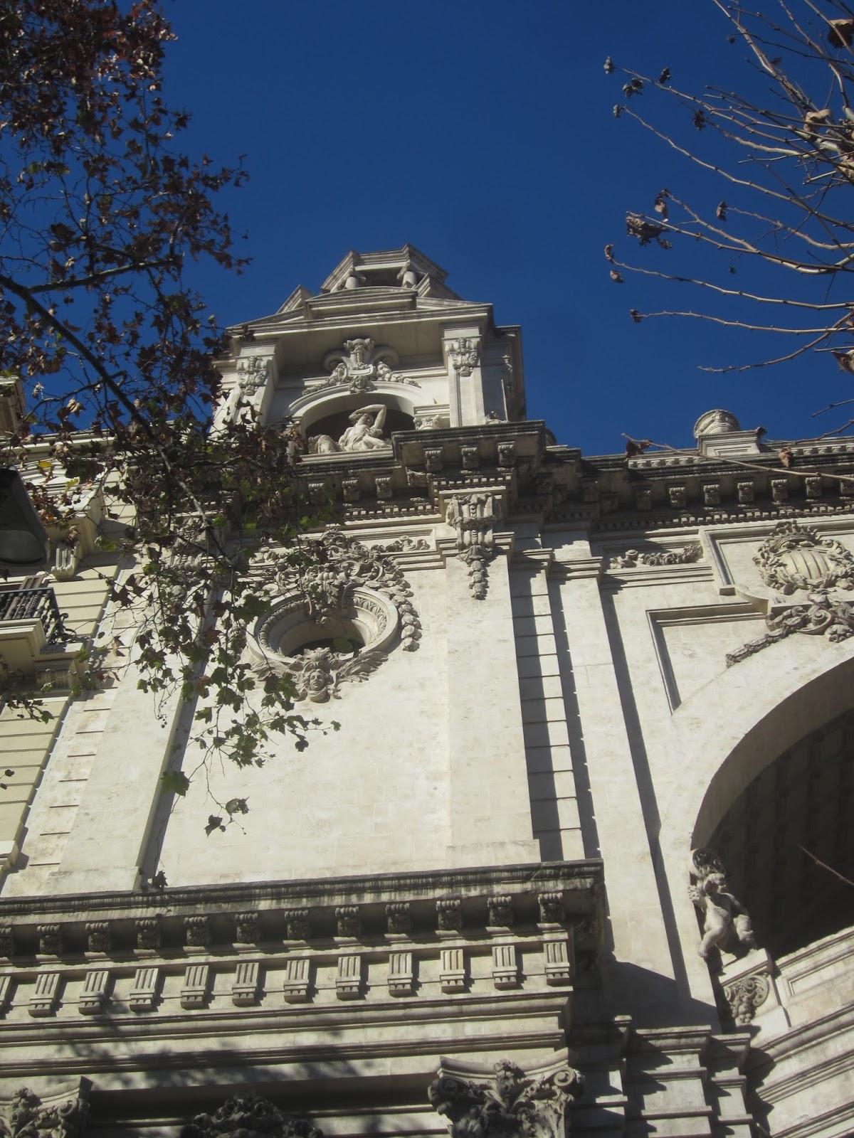 Redescubriendo Barcelona y más allá: 30/12/2015 El Coliseum I: Exterior