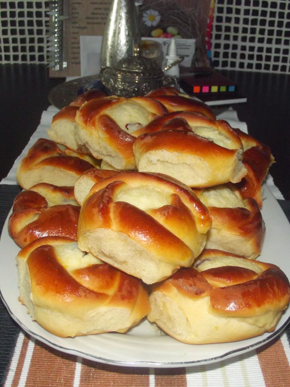 Julia's Kitchen: BRANZOAICE TRANDAFIR ( POALE-N BRAU) / ROSE CON QUARK ...