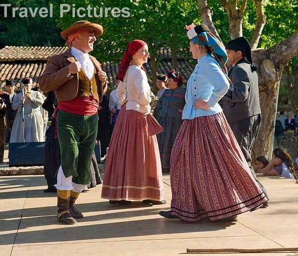 LES COSTUMES TRADITIONNELS.