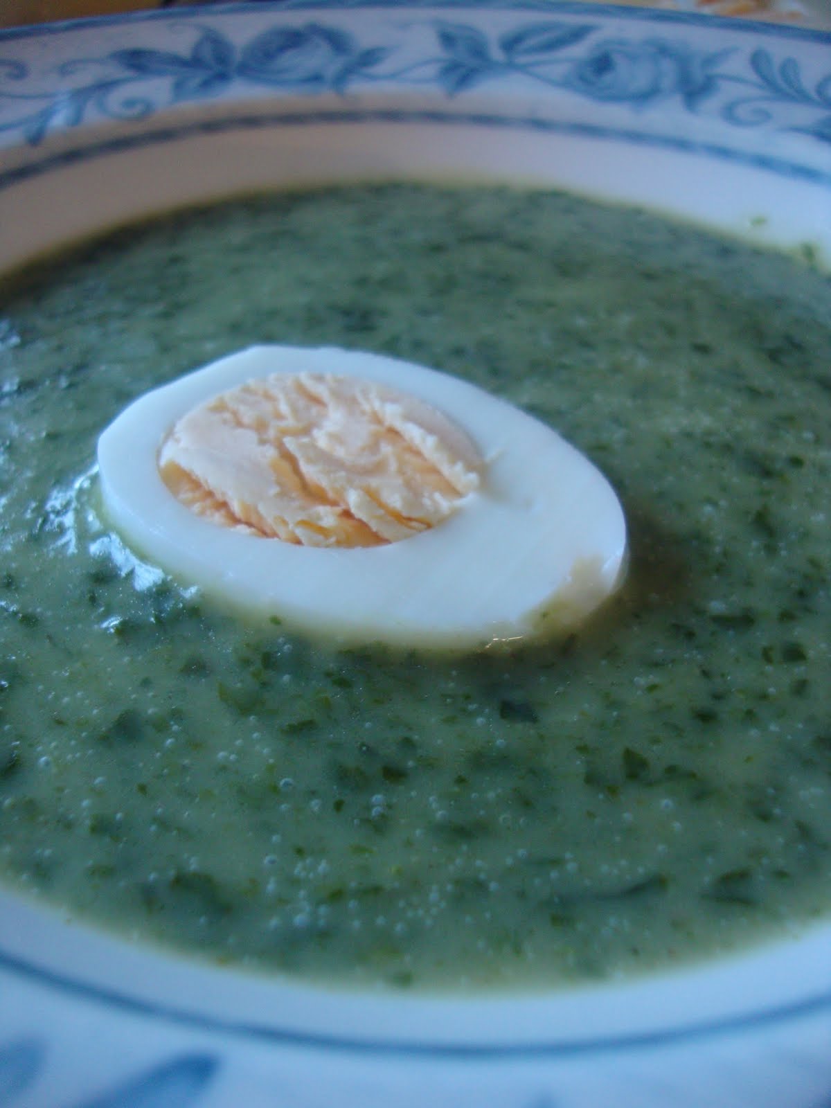 Frostrosor: Spenatsoppa med ägghalva