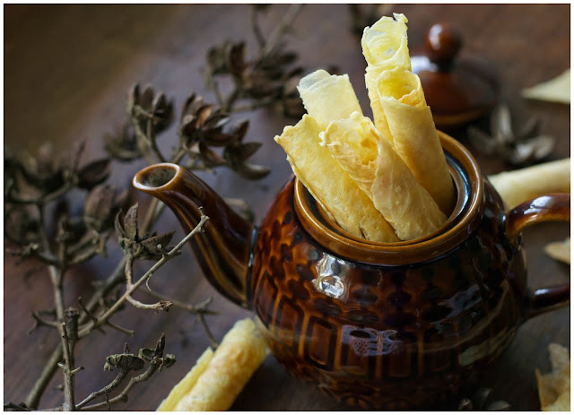 Indonesian Medan Food: Kue Semprong / Kue Kapit / Kue Jepit (Egg rolls)