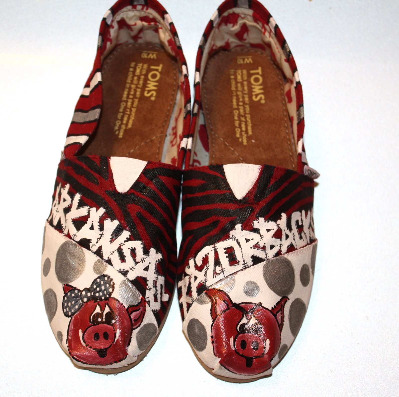 3pinkribbons: Hand Painted Arkansas Razorback Tom's by 3pinkribbons!