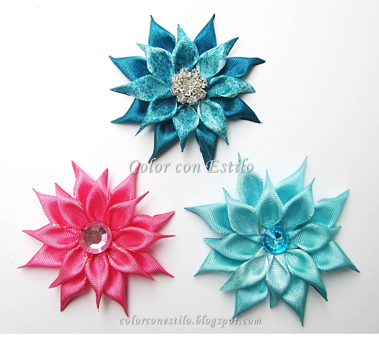 Flores con cintas de color turquesa, fucsia y celeste