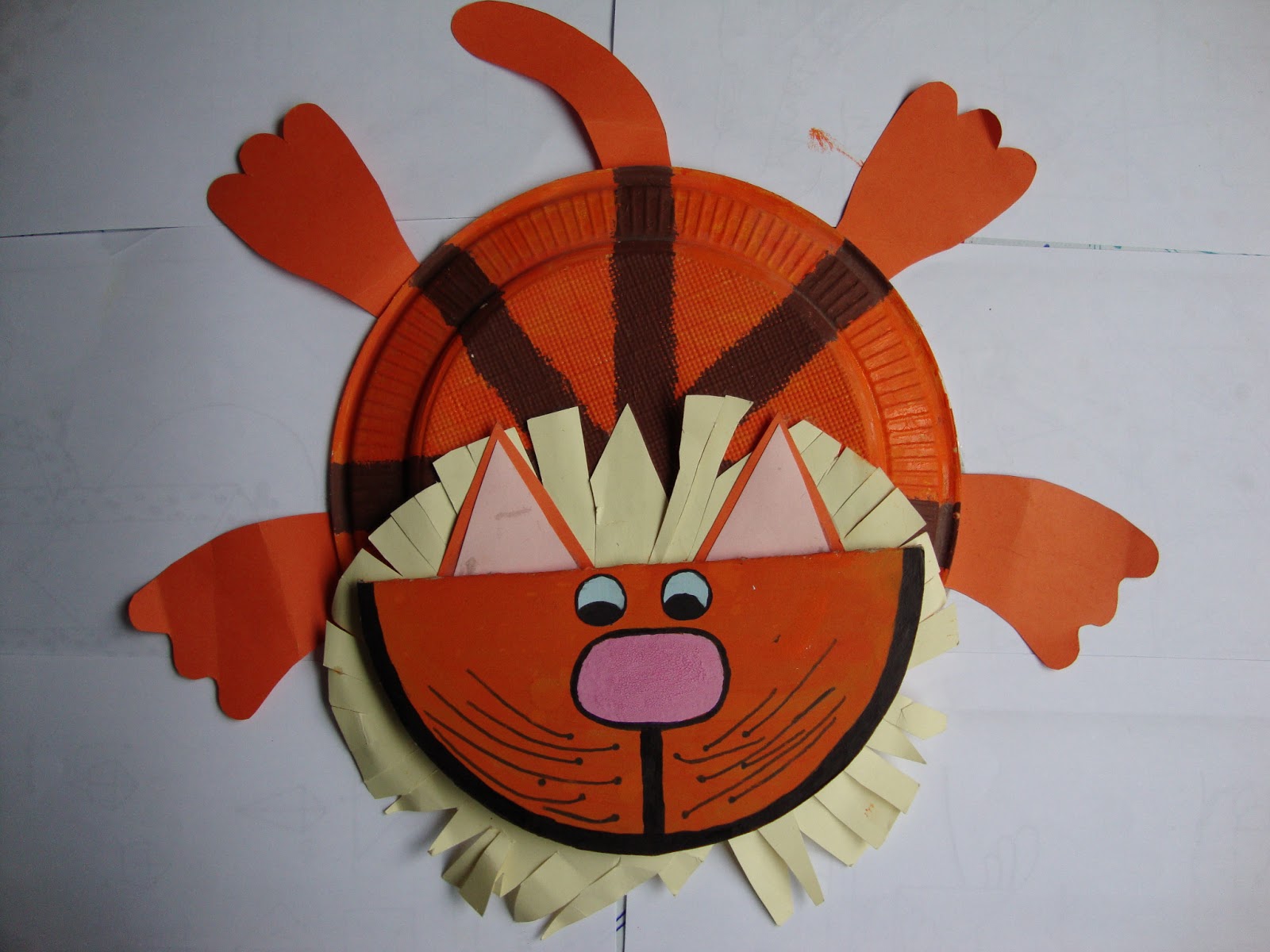 Kreativilandia: LEÓN HECHO CON PLATOS DE CARTÓN