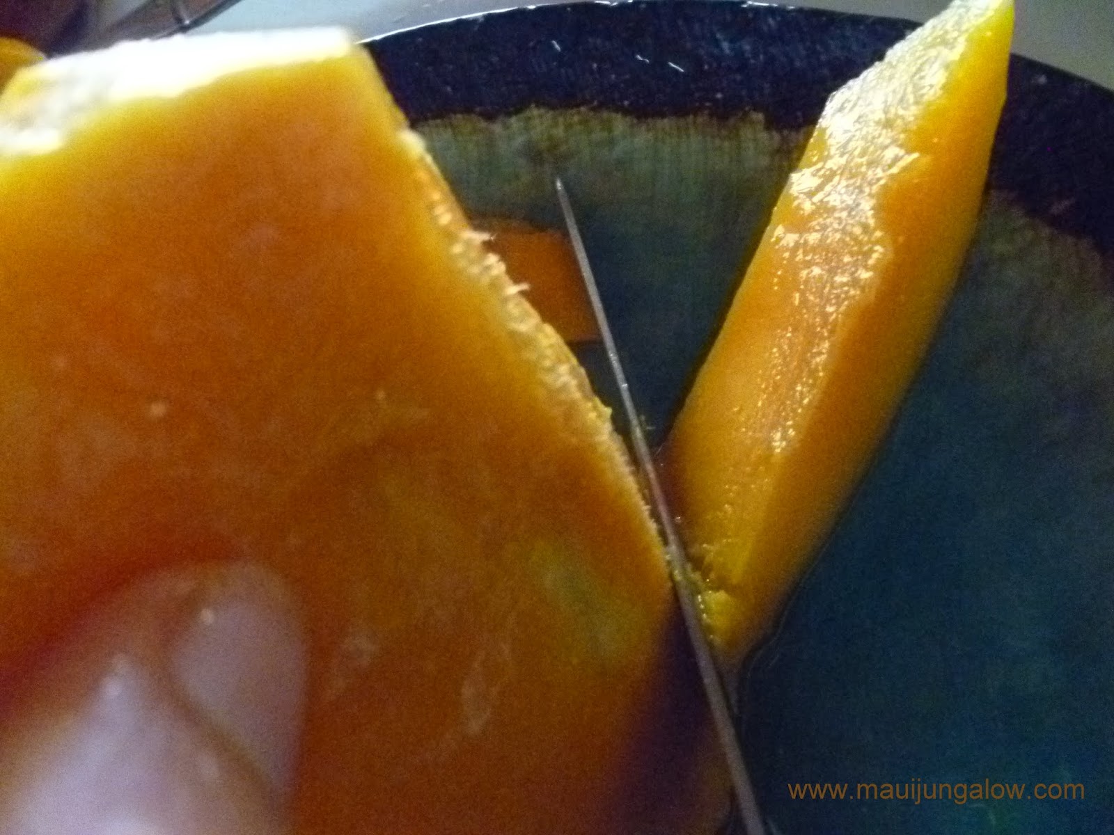 Maui Jungalow: Cutting a Mango