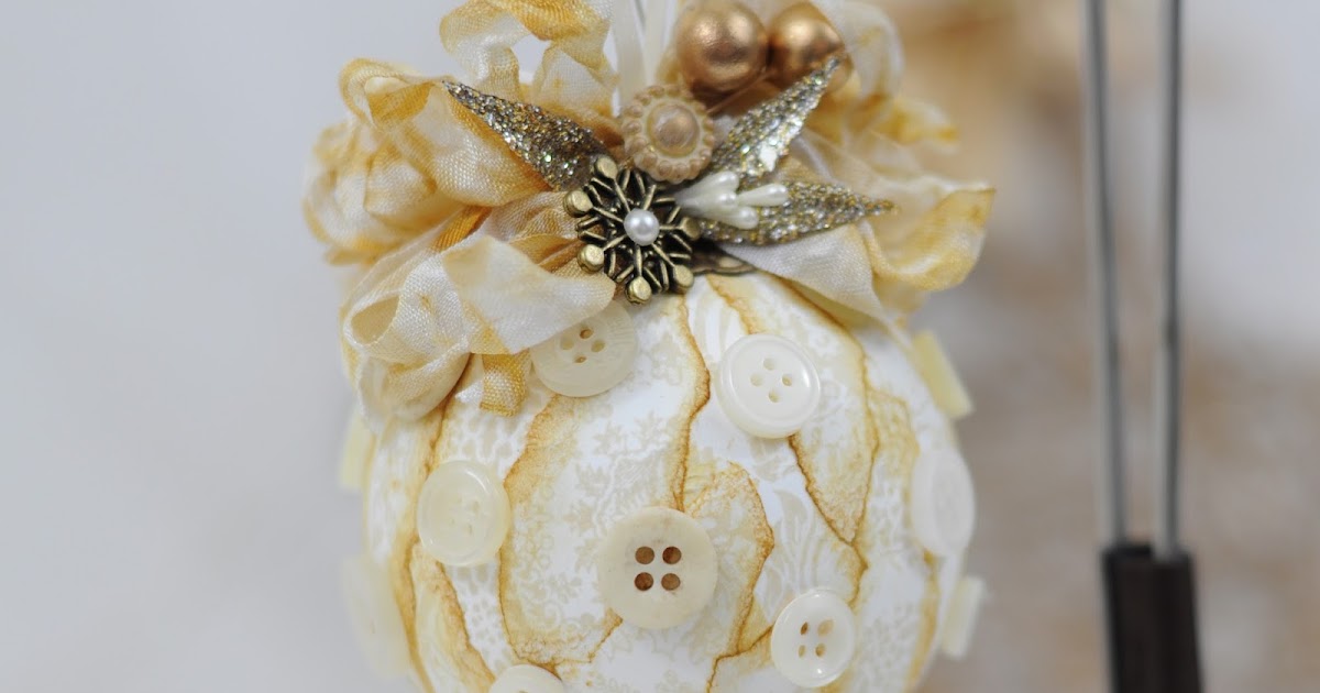 My Little Craft Things: Vintage Christmas Ornament - Buttons Galore!