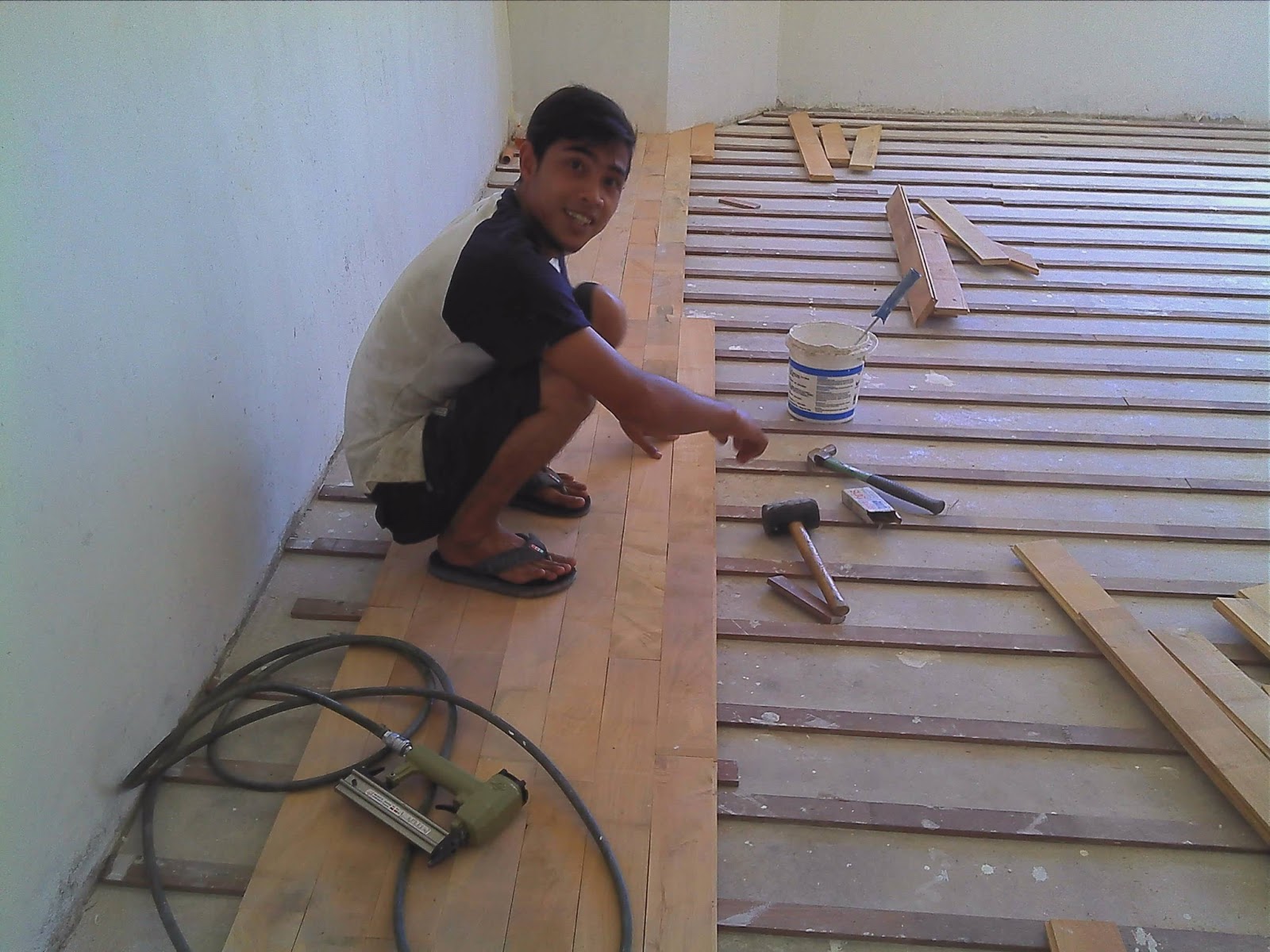 BINA BUNGALOW SENDIRI: MEMASANG PAPAN LANTAI FASA 1