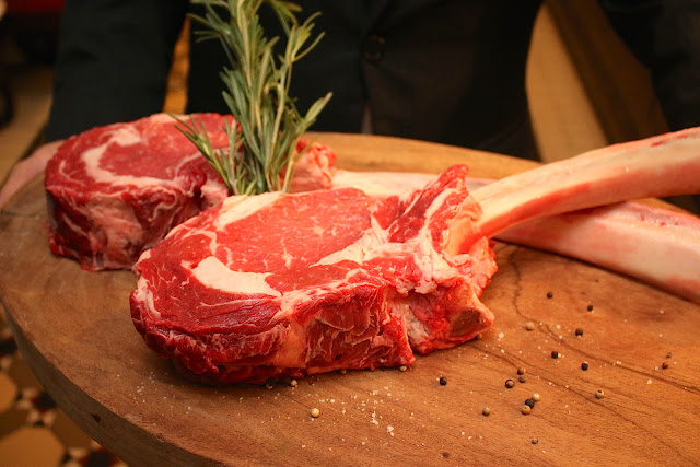Raffles Hotel Long Bar Steakhouse Tomahawk Steak Special | CAMEMBERU