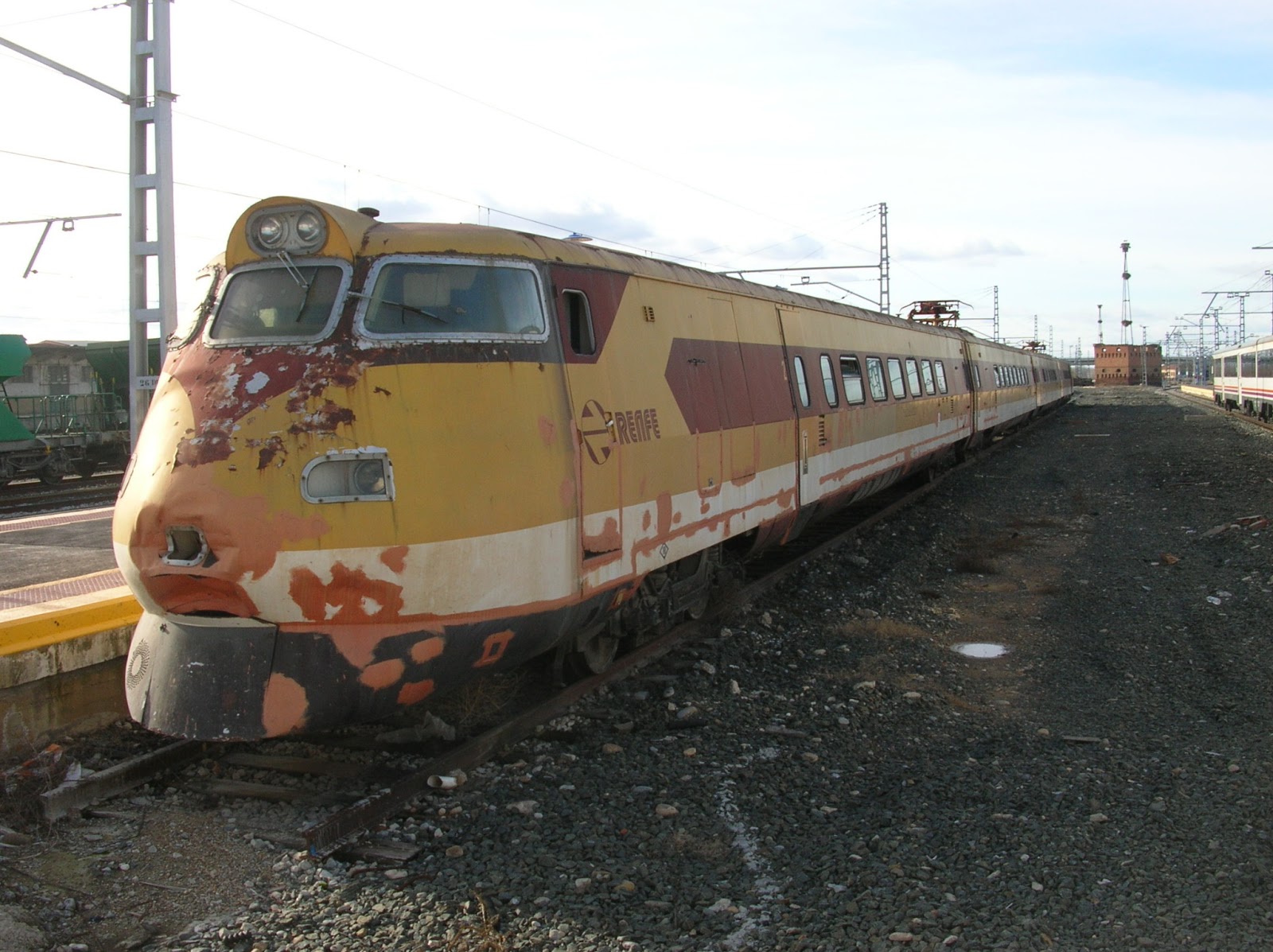 Renfe serie 443 "platanito" un tren basculante y singular